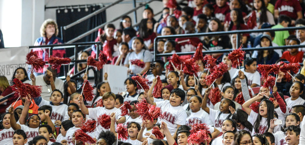 Women's Basketball Hosts 3,500 Local Middle School Students - Loyola ...